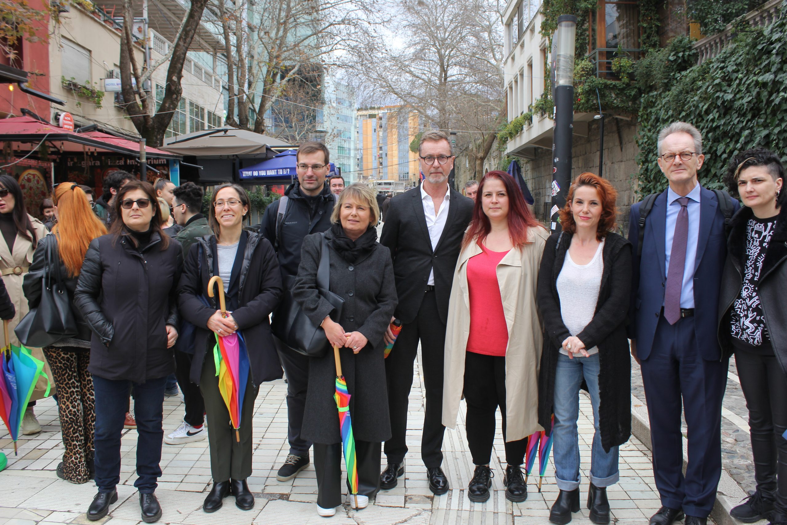 Aktivistë, ambasadorë e aleatë solidarizohen me familjen LGBT të ...